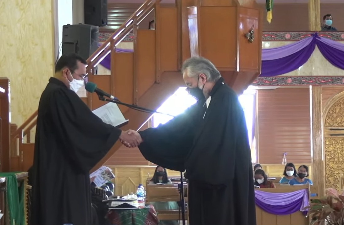 Ephorus HKBP Pdt. Robinson Butarbutar Melantik Pdt. Daniel Taruliasi ...