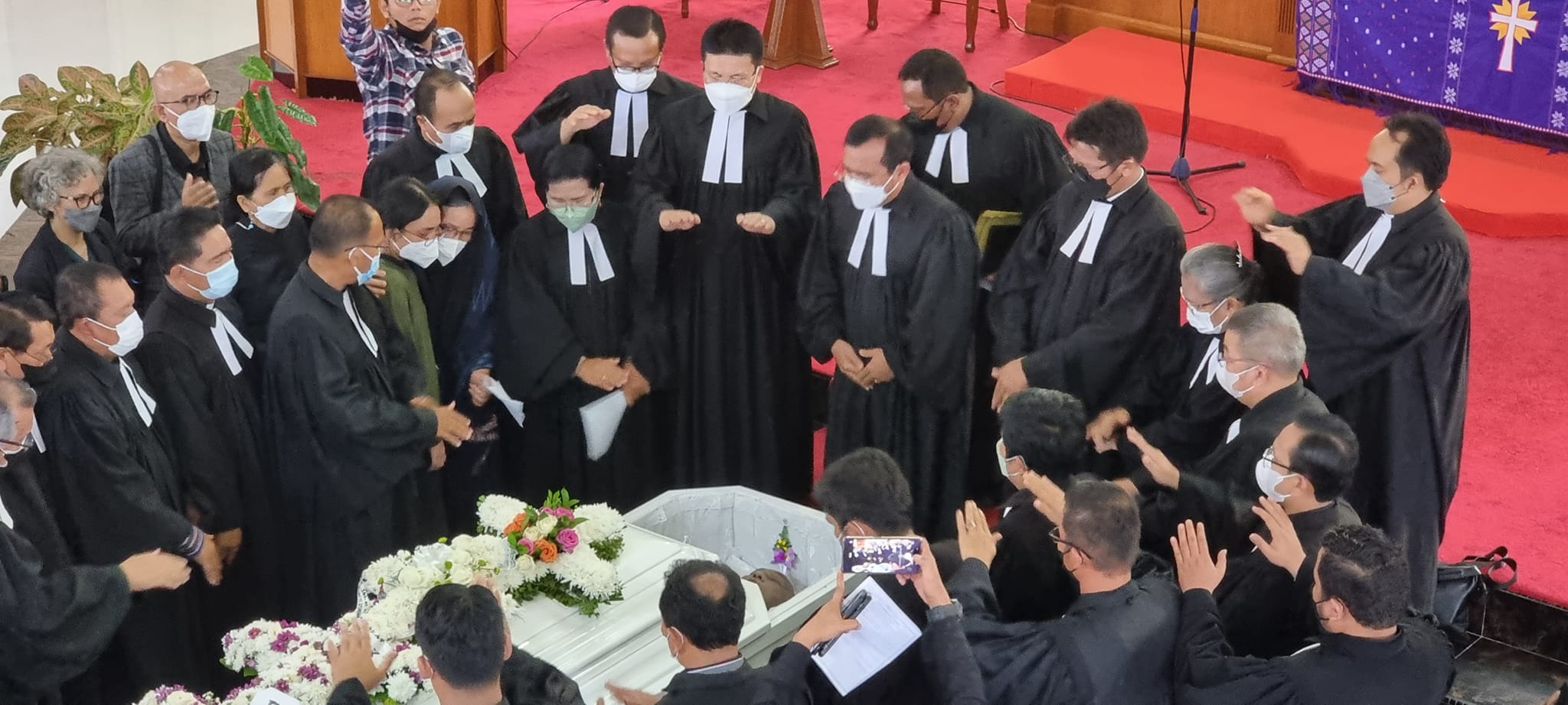 Ephorus HKBP Pdt. Dr. Robinson Butarbutar Memberangkatkan Jenazah Pdt ...