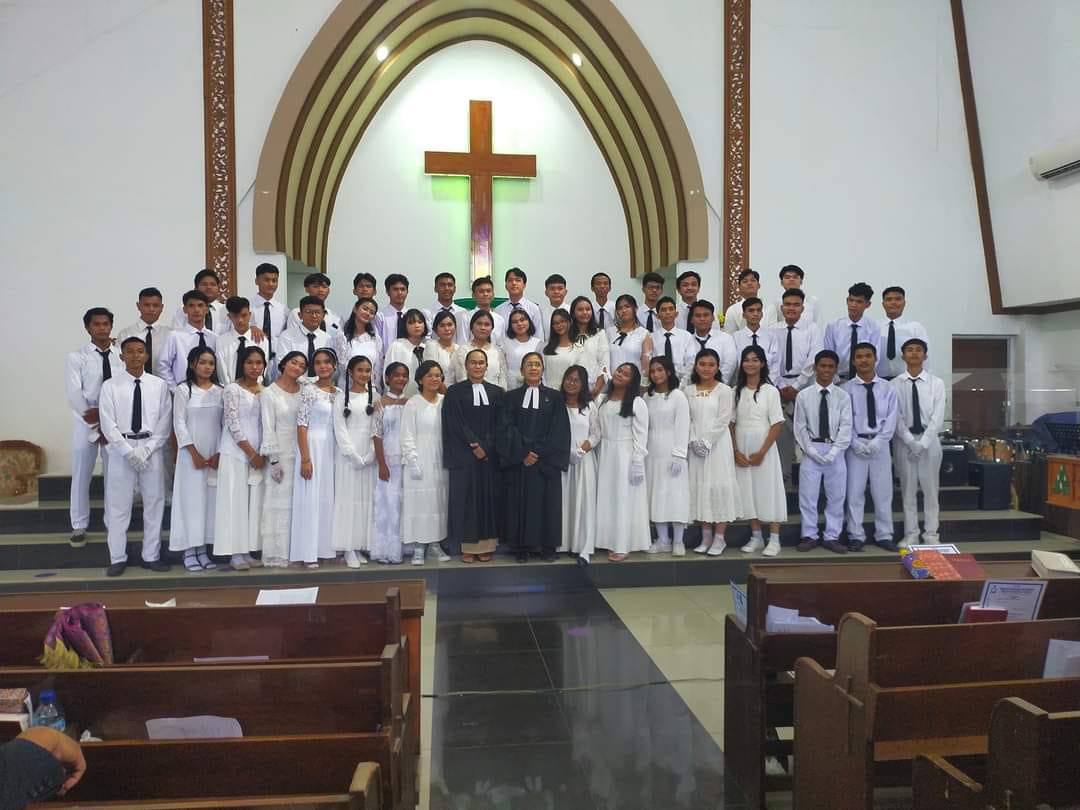 49 Orang Pelajar Katekisasi Sidi Menerima Peneguhan Sidi di HKBP Semper ...