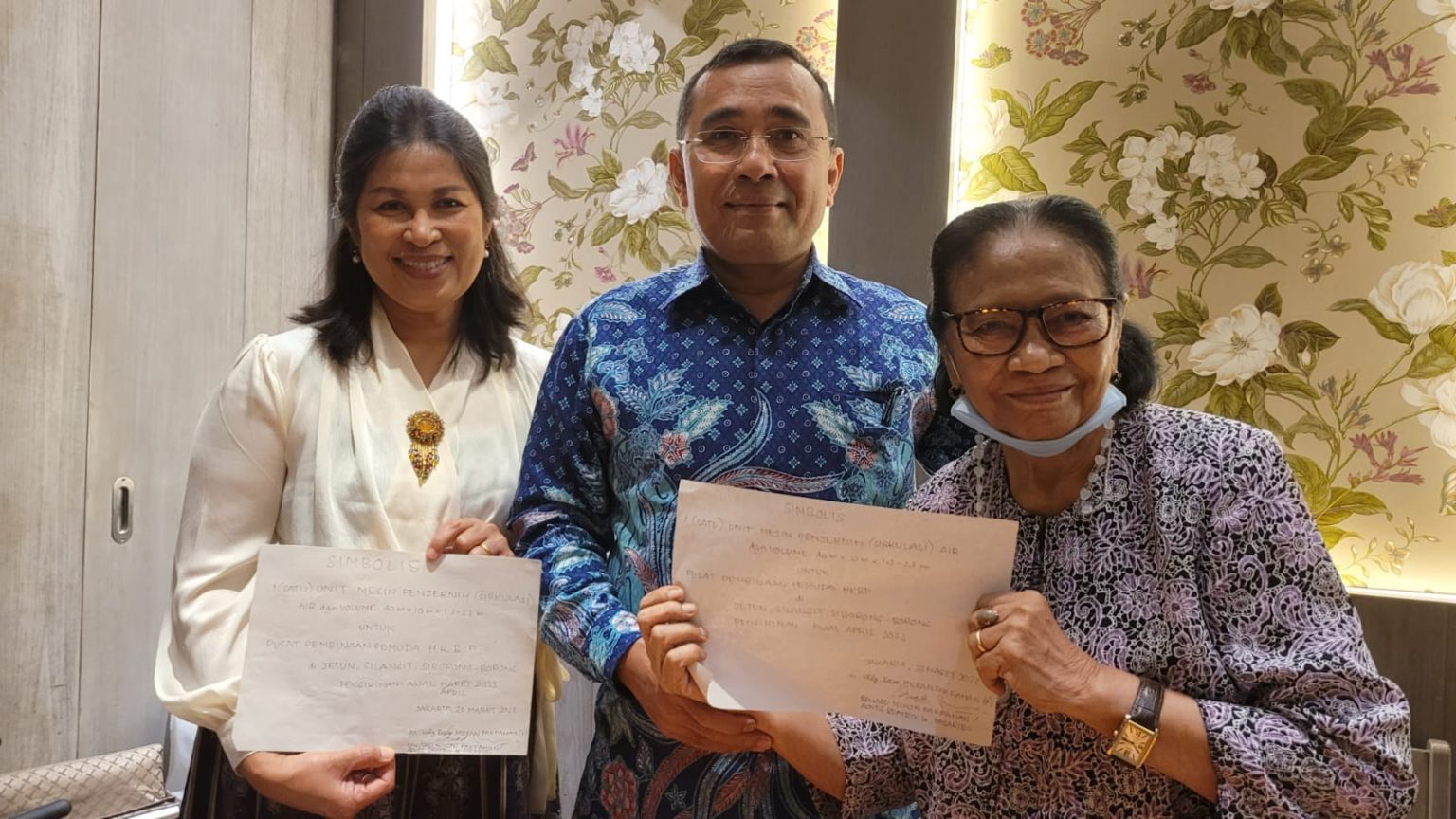 Ephorus HKBP Terima Pembersih Kolam Renang Jetun Silangit Sumbangan ...