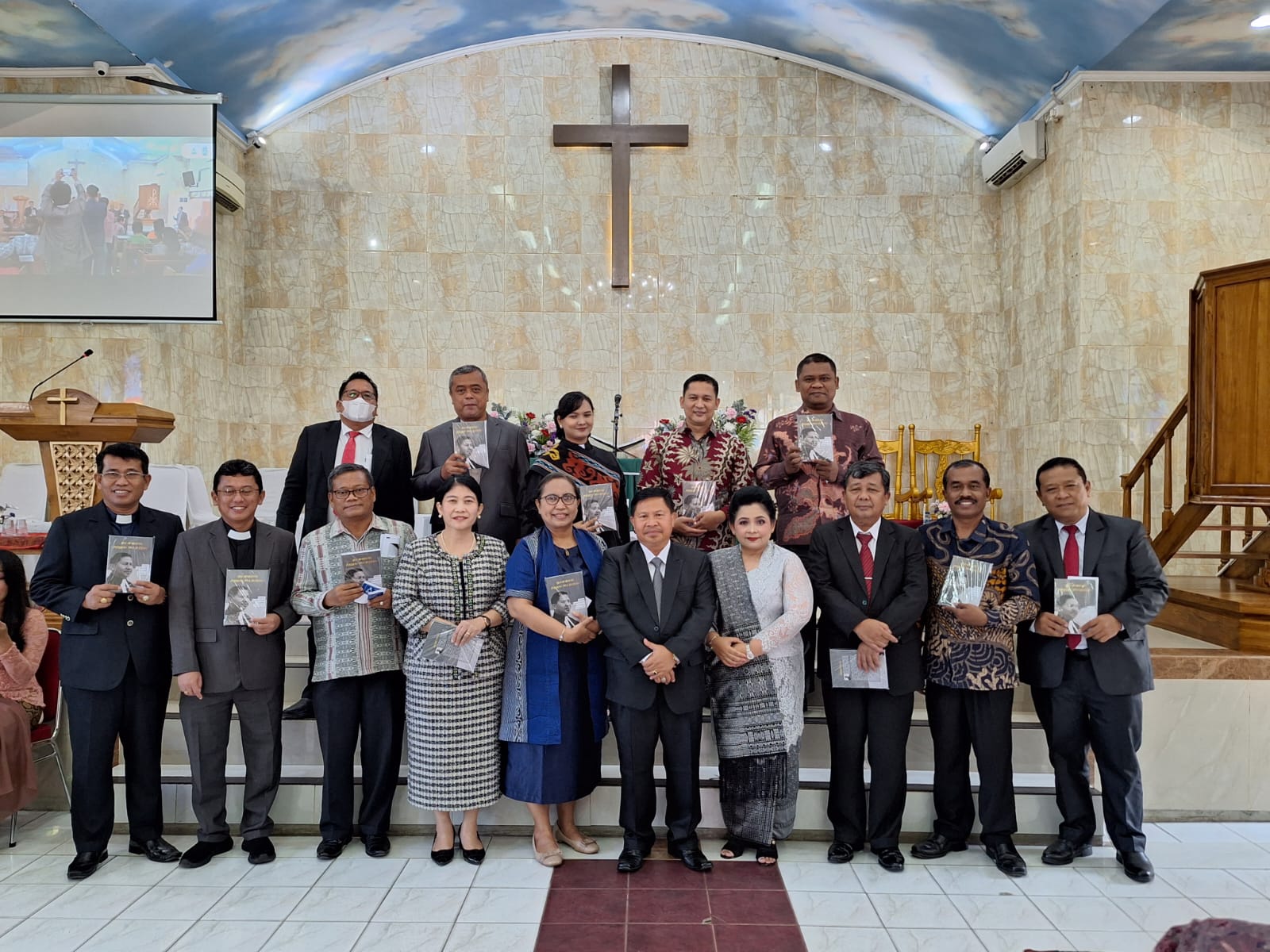 Praeses Bernard Manik Melayani Ibadah Syukur 25 Tahun Tahbisan Pendeta ...