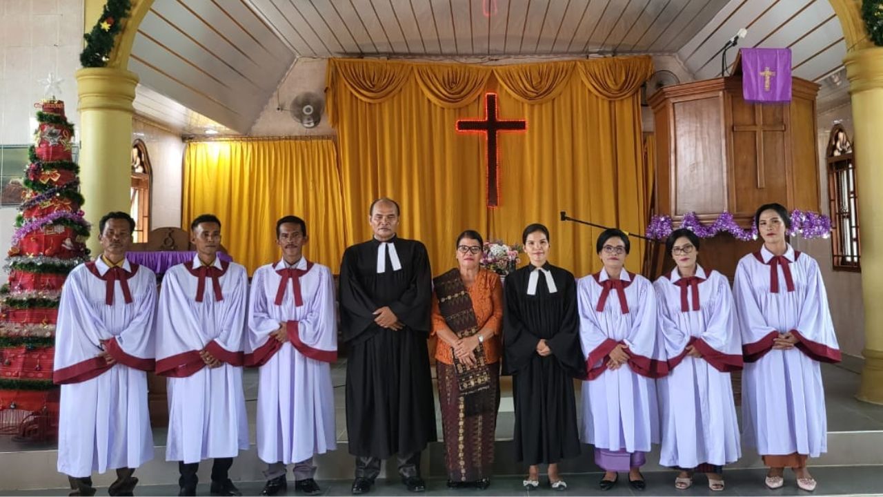 Pramugari Pakai Sepatu Kets? – New Kairos